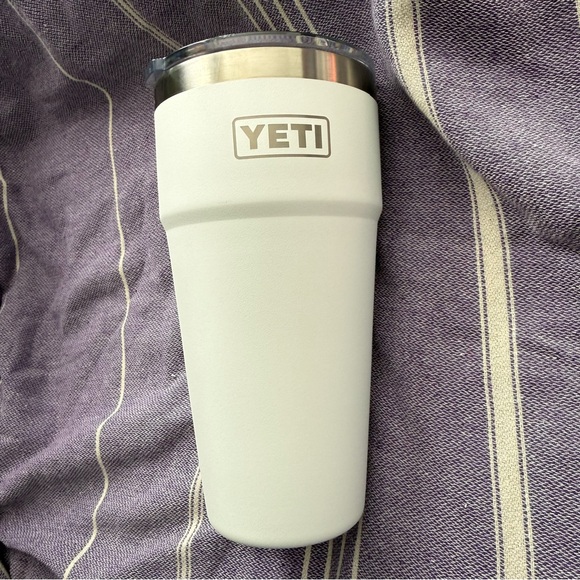 Yeti | Dining | Nwot 25 Oz Yeti Rambler Insulated Cup With Magsafe ...